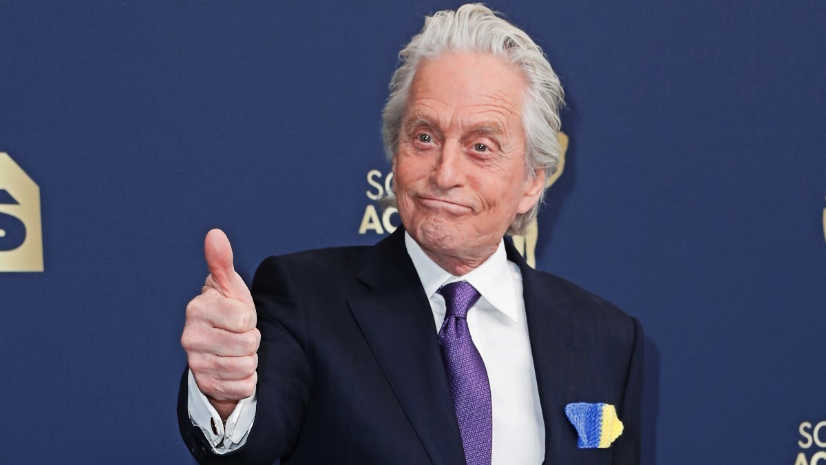 Michael Douglas objavio video iz Pariza, zbog nove frizure izgleda ...