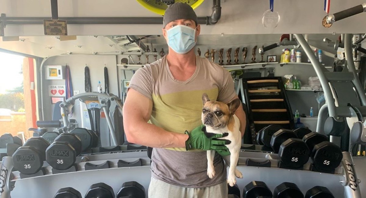 Trenera kritizirali jer nosi masku dok vježba, on im uzvratio: Jedite ...