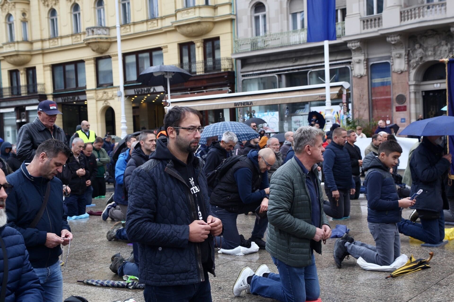 VIDEO Klečavci molili u centru Zagreba, među protuprosvjednicima i Fred ...