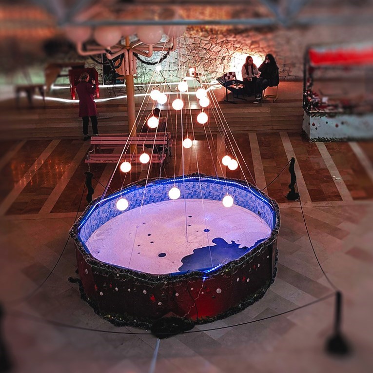 Ovo je prva vodena božićna jelka. Napravili su je splitski učenici i profesori - Index.hr