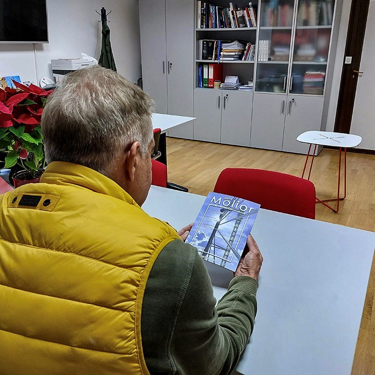 Ovo je prva vodena božićna jelka. Napravili su je splitski učenici i profesori - Index.hr