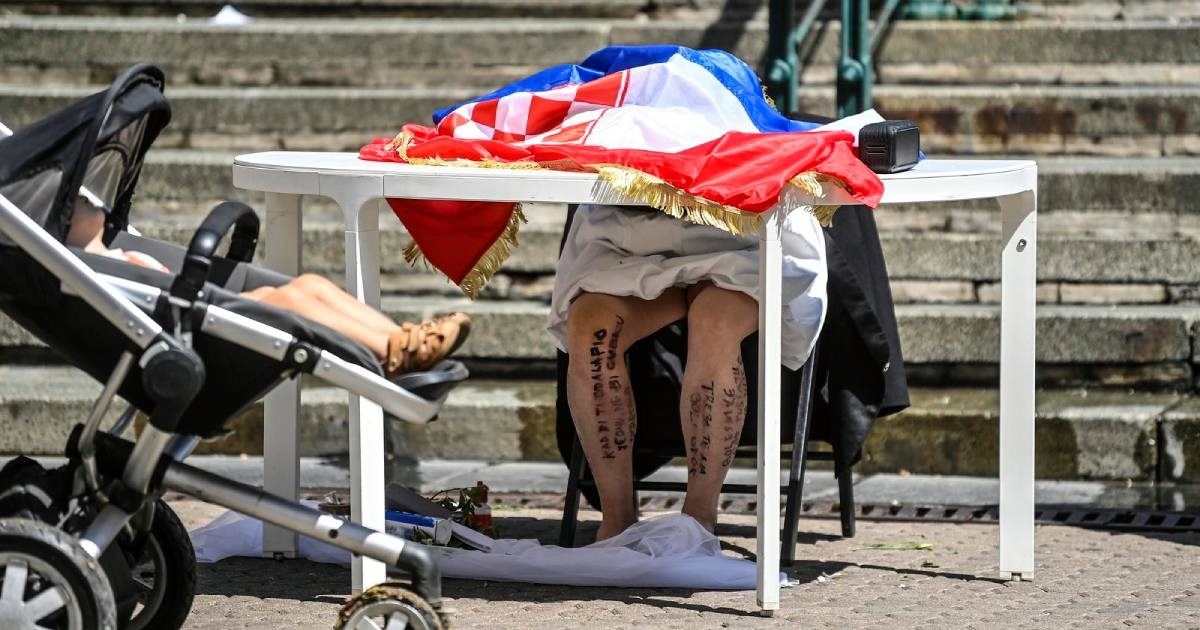 Tko je žena s uvredama ispisanim po tijelu koju su svi jutros gledali kod Dolca? - Index.hr