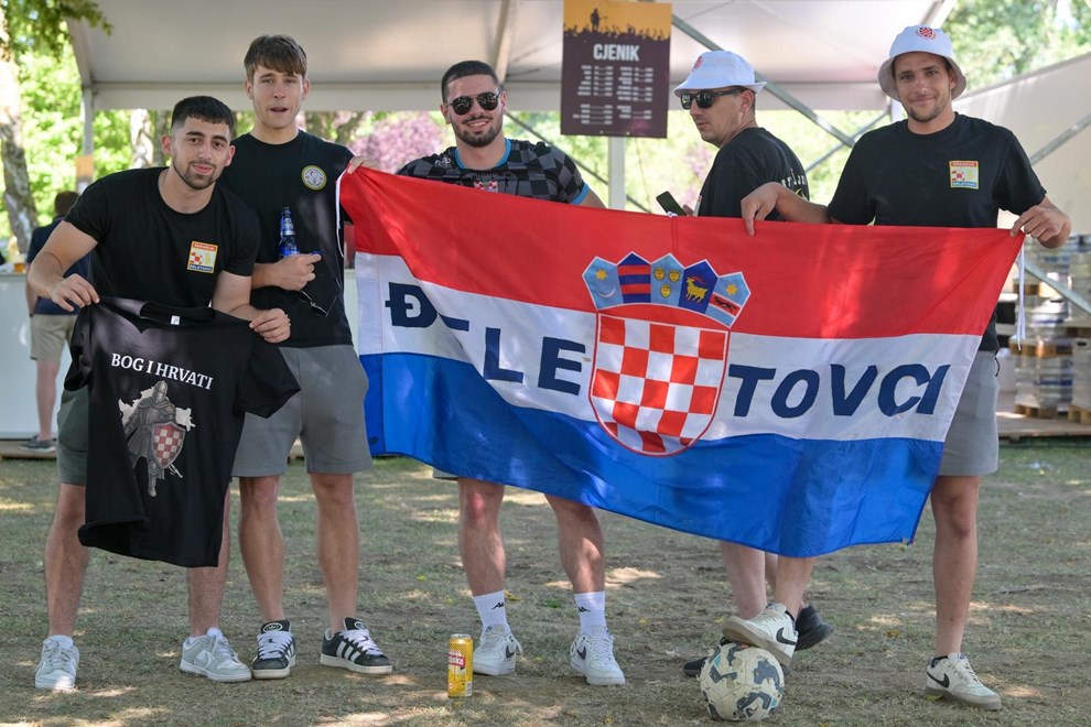 VIDEO Puni se fan zona na Bundeku, sve je puno zastava - Index.hr