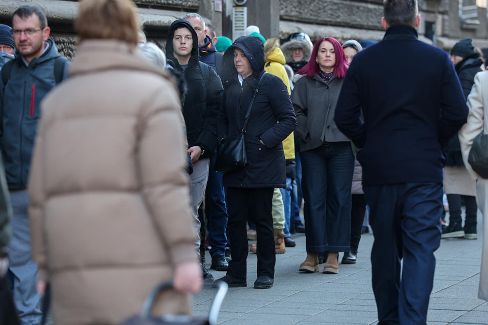 FOTO I VIDEO Velika gužva ispred HNB-a. Ljudi stoje u dugom redu - Index.hr