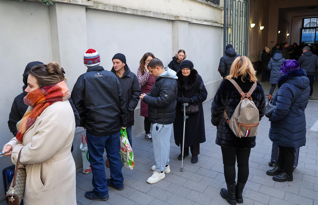 FOTO I VIDEO Velika gužva ispred HNB-a. Ljudi stoje u dugom redu - Index.hr