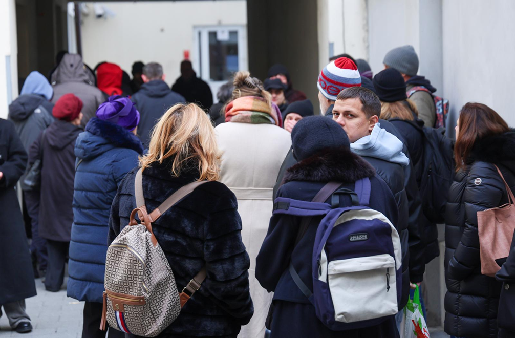 FOTO I VIDEO Velika gužva ispred HNB-a. Ljudi stoje u dugom redu - Index.hr