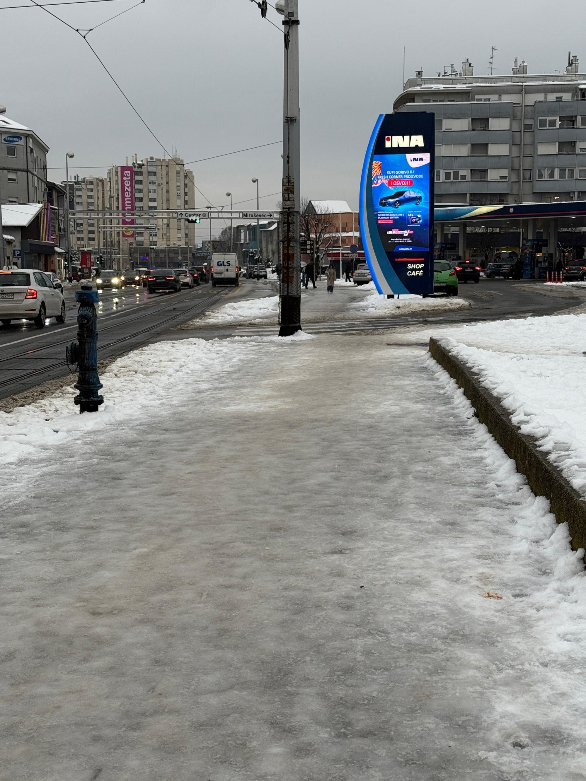U Zagrebu mnogi nogostupi uz glavne ceste zaleđeni. "Nadaš se da ćeš proći bez gipsa" - Index.hr