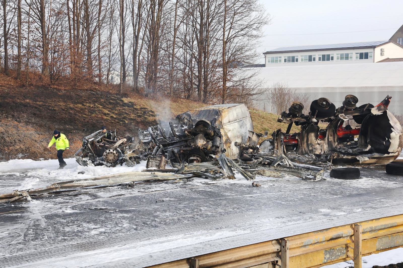 FOTO Teška nesreća u Sloveniji. Eksplodirala cisterna, zatvorena ...