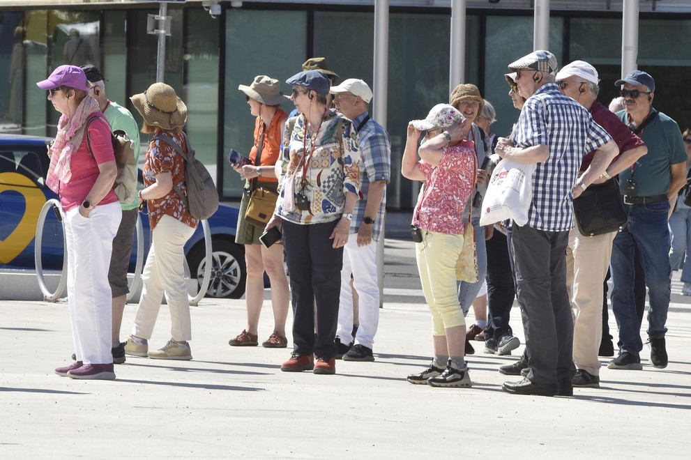 FOTO Šibenik se prži na 30 stupnjeva, turisti se od sunca štite na sve ...