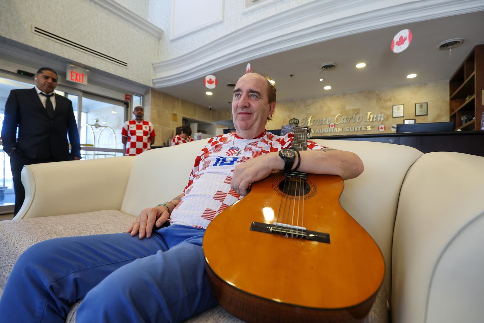 Mladen Grdović u Torontu pozirao u hrvatskom dresu, ponio je i gitaru ...