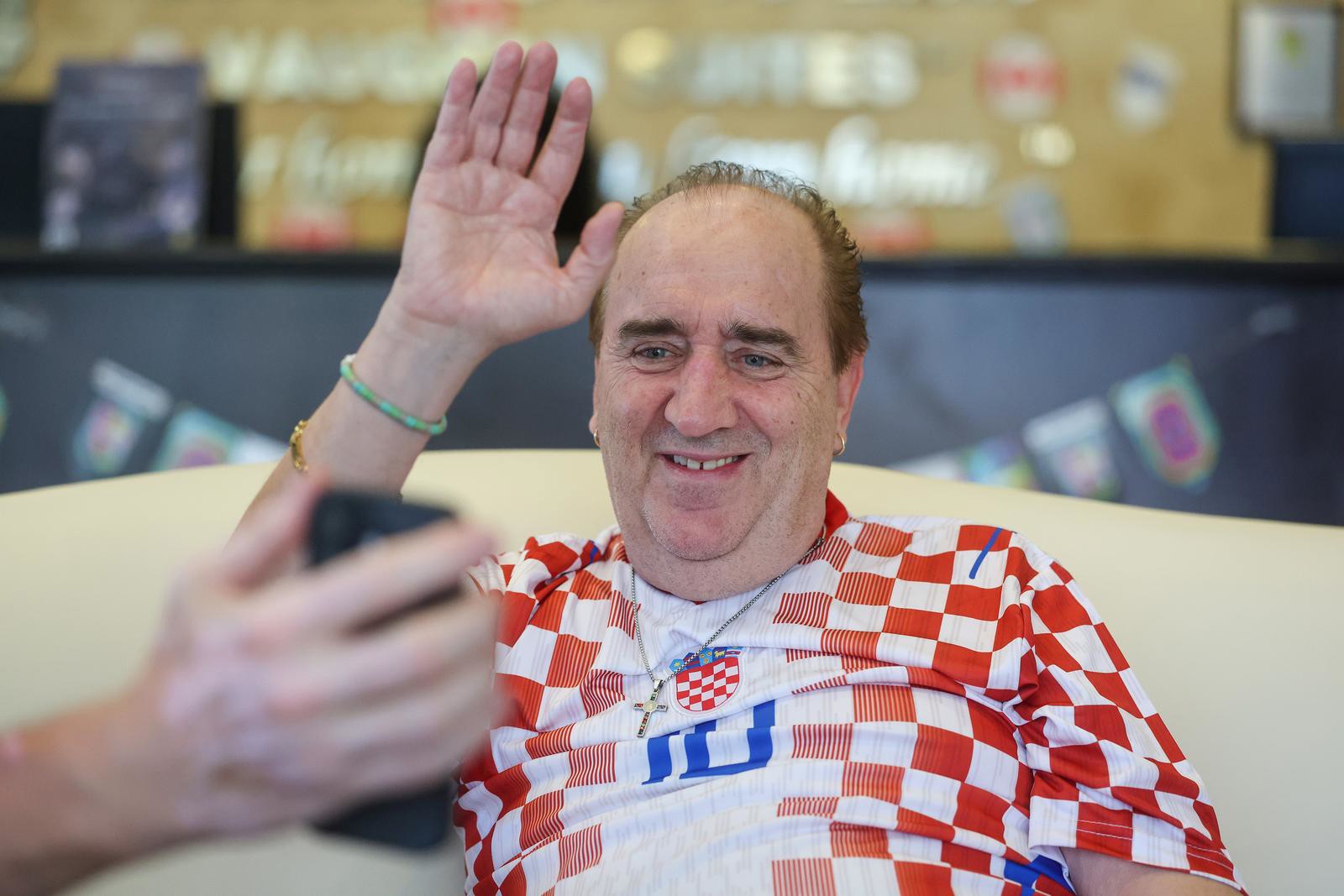 Mladen Grdović u Torontu pozirao u hrvatskom dresu, ponio je i gitaru ...