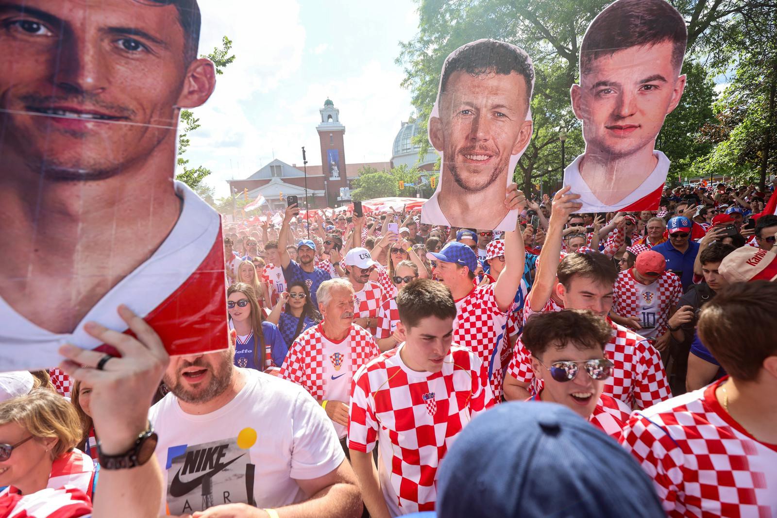 FOTO Hrvatski navijači u Torontu hodali prema stadionu sa zastavom od ...