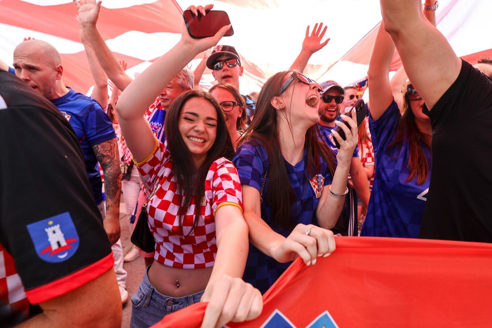 Hrvatski navijači u Torontu hodali prema stadionu sa zastavom od 100 ...