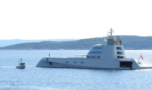 Golema jahta ruskog milijardera privlači poglede u Baškoj Vodi - Index.hr