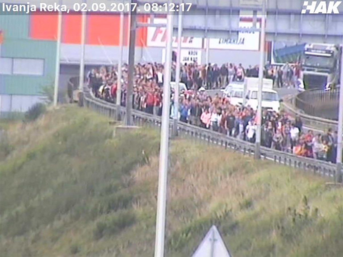 VOZAČI, OPREZ! Na zagrebačkoj obilaznici hodočasnici na cesti, kod ...