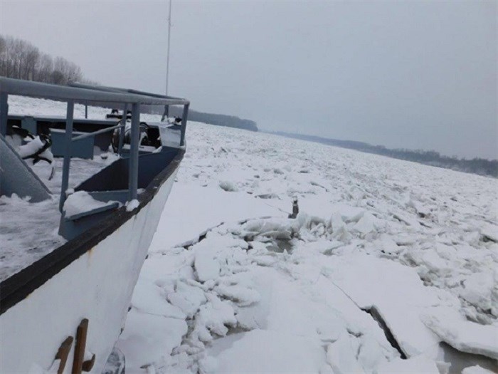POGLEDAJTE KAKO IZGLEDA DUNAV Ni mađarski ledolomci ne mogu razbiti ...