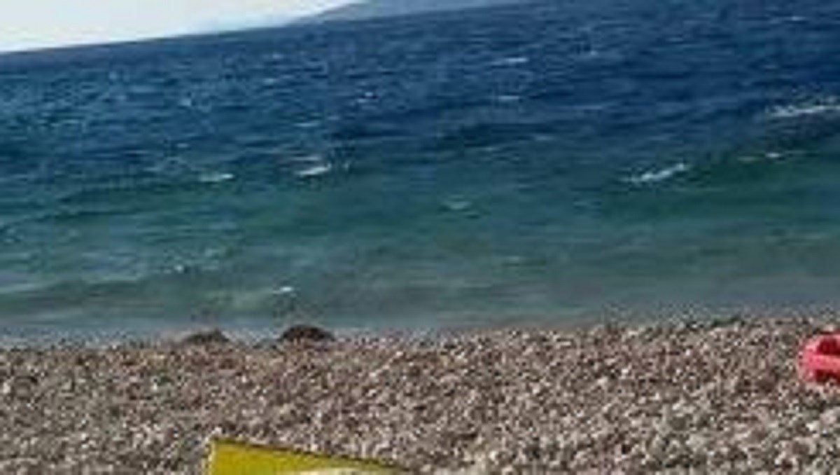 FOTO Ova fotka s plaže dokaz je da Dalmatinac dobro zna što je bura ...