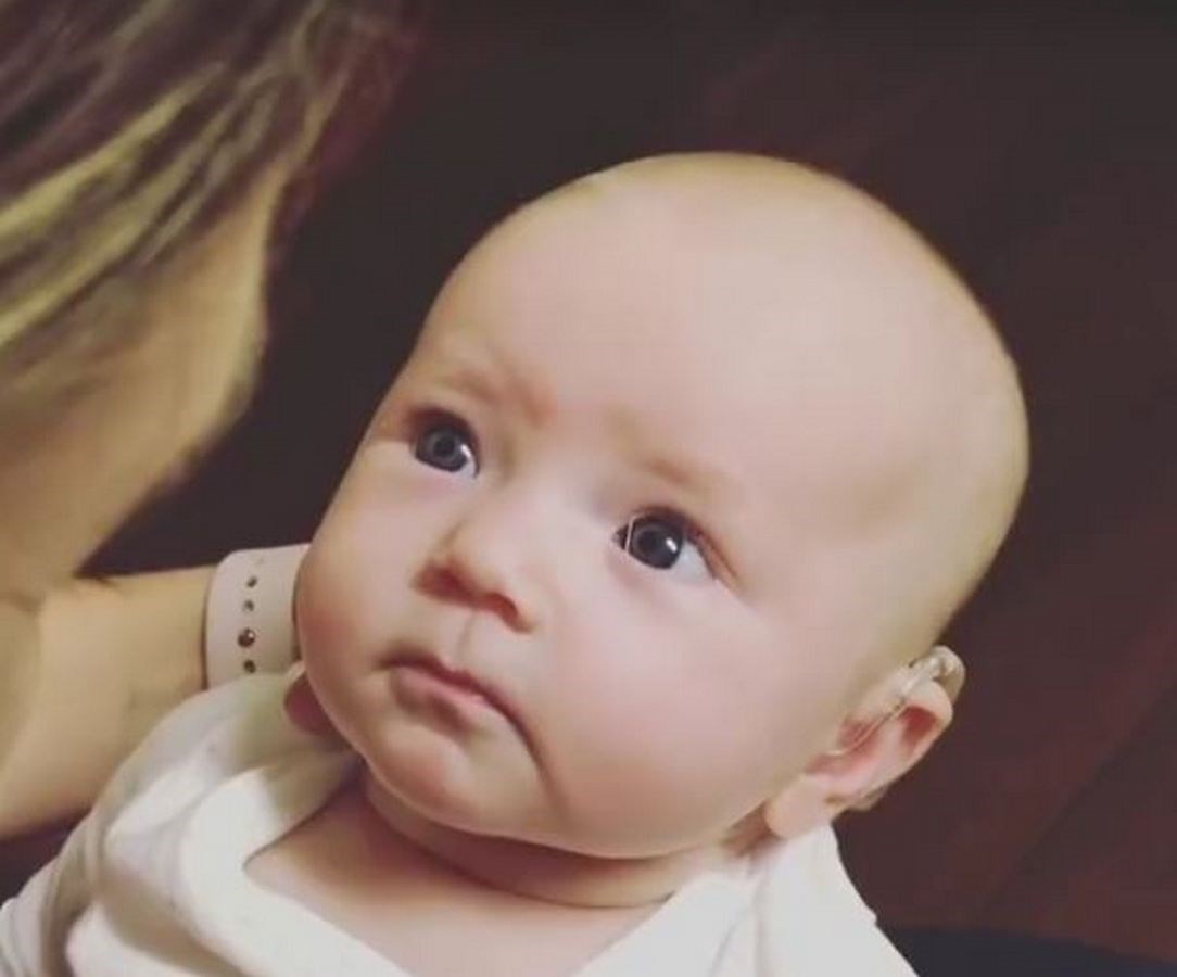 I maleni je Charlie prvi put čuo svoju mamu pa nam odmah pokazao koliko ...