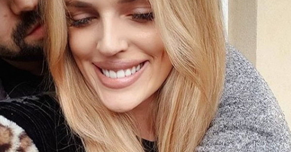 Atraktivna pjevačica Colonije prvi put pokazala dečka ekonomista - Index.hr