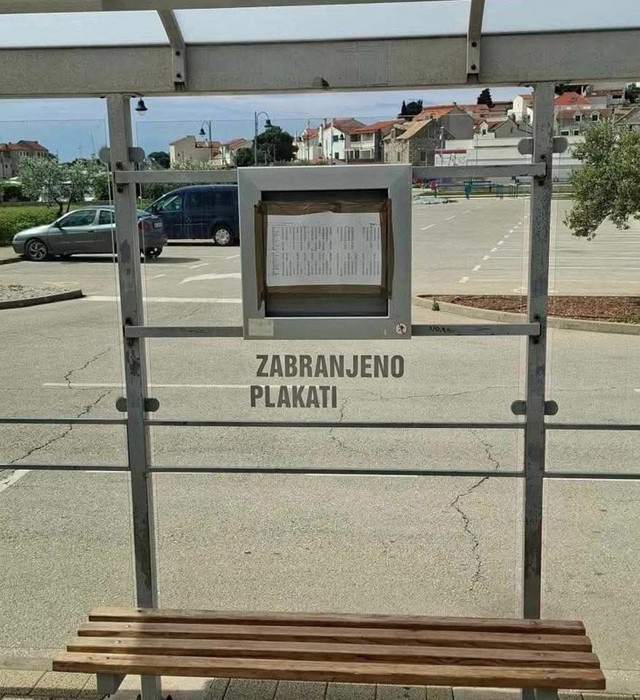 Natpis na autobusnoj stanici zbunio je, a onda nasmijao prolaznike. Hit ...