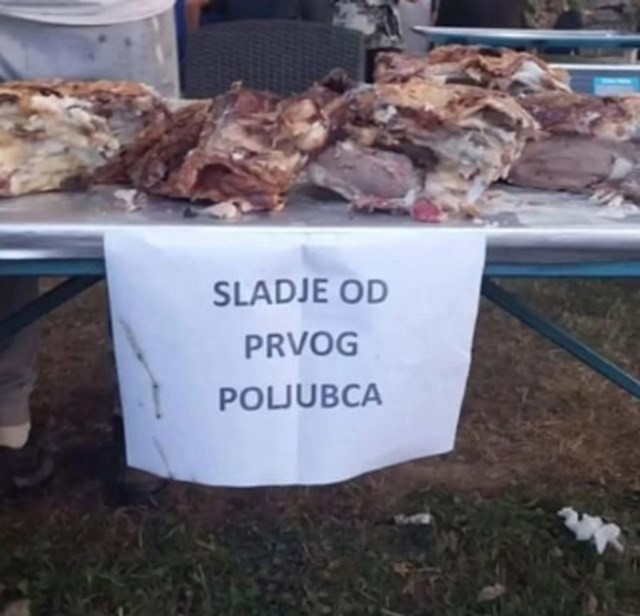 Regijom kruži fotka s jednog sajma, kad vidite što piše ispod pečenja ...
