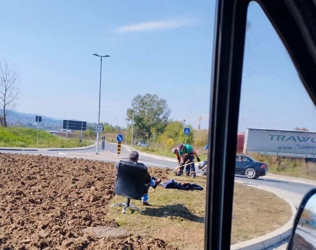 Fotka uređenja kružnog toka nasmijala je cijeli Balkan, detalj u prvom ...