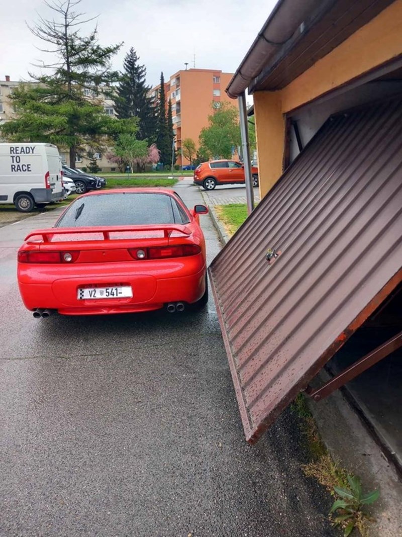 Tip iz Varaždina zagradio je autom nečiju garažu, morate vidjeti kako ...